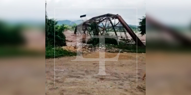Puente antiguo sucumbe ante corriente del río Ulúa (Video)