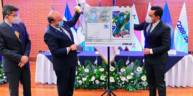 Presentan postal alusiva al 60 aniversario de la SIECA