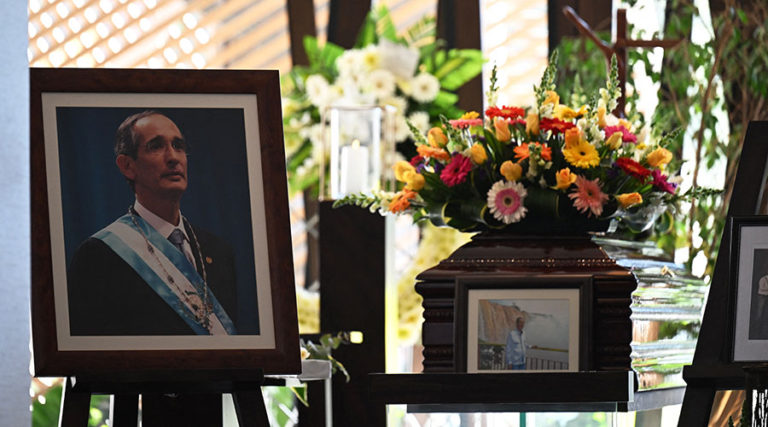 Políticos y familiares despiden al expresidente Álvaro Colom - Diario ...