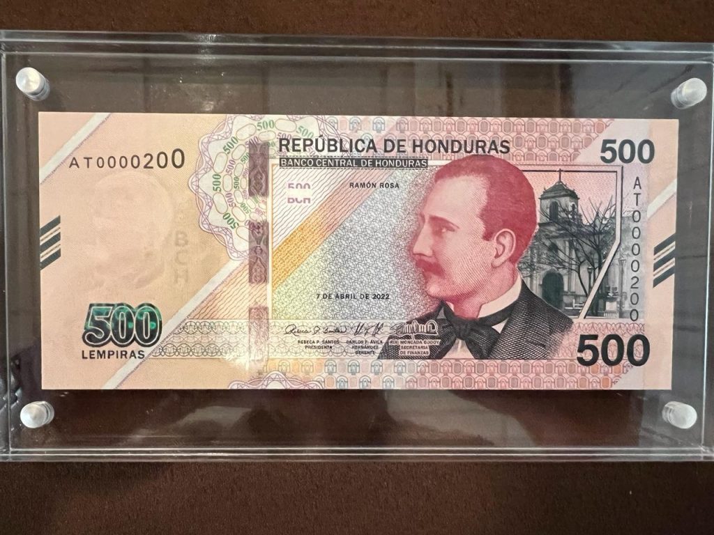 conozca-c-mo-lucen-los-nuevos-billetes-de-100-y-500-lempiras-que