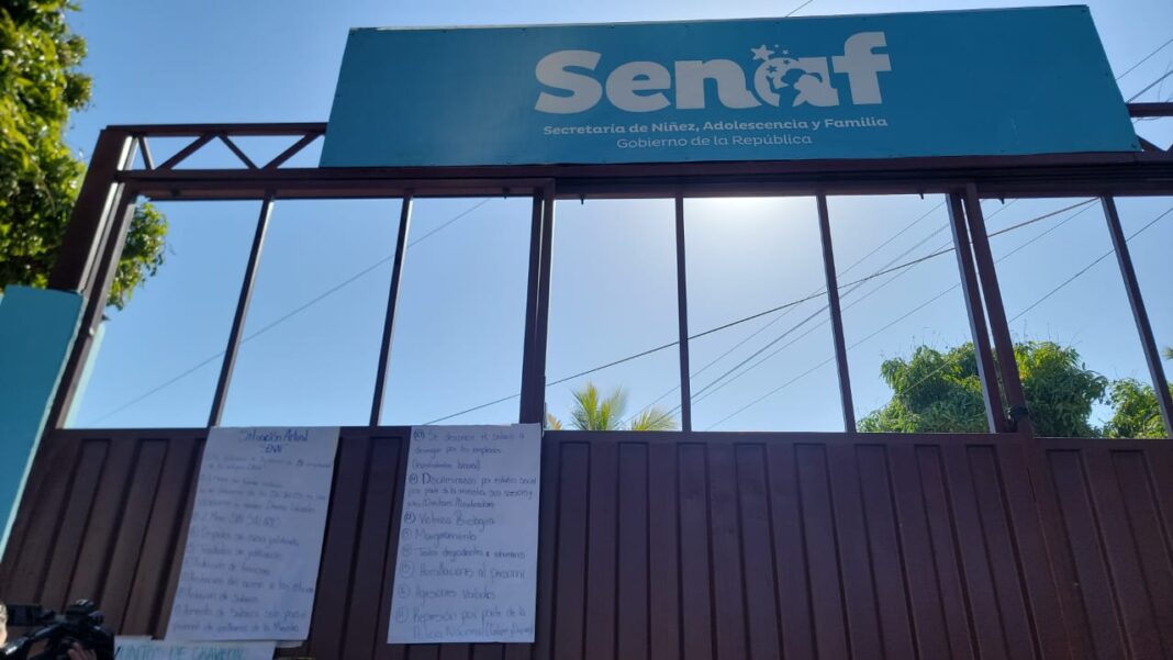 Empleados exponen denuncias en portón de la Senaf