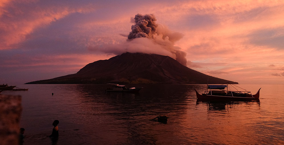 Nueva erupción del volcán indonesio Ruang
