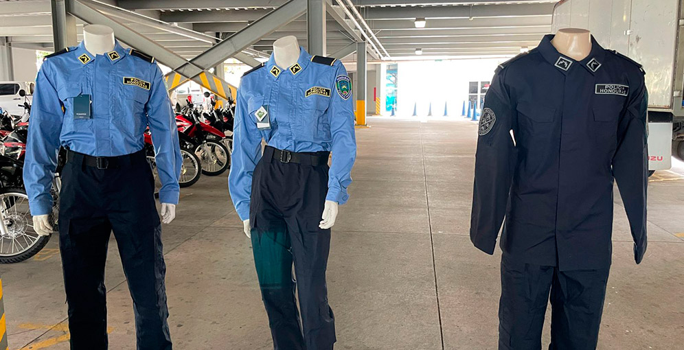 Policías estrenan uniformes