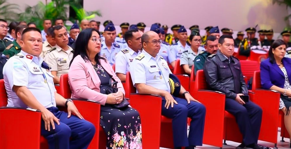 Comandante de la FAH es condecorado en Nicaragua