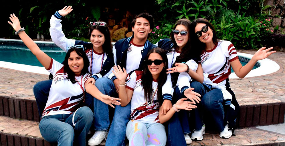 Seniors de Dowal School celebran su regreso a clases
