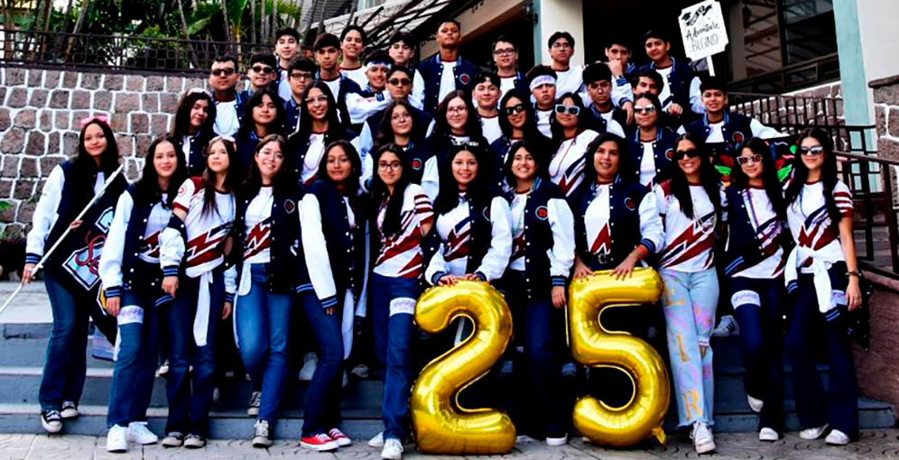 Seniors de Dowal School celebran su regreso a clases