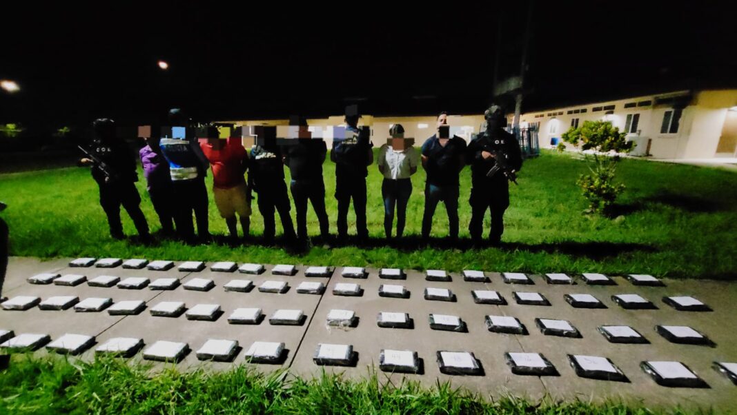 Decomisan 66 kilos de supuesta cocaína y detienen cinco personas