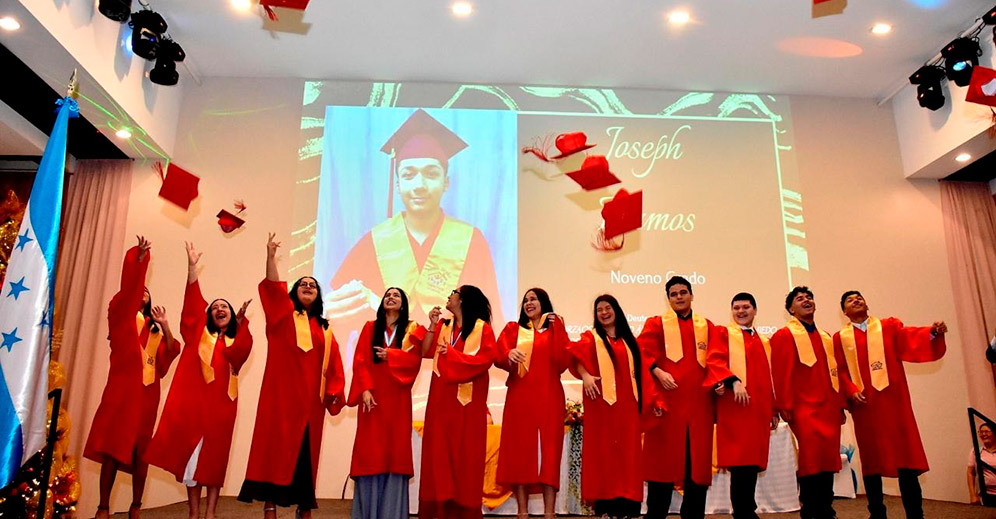 Alumnos de Aguas Ocaña Christian School dicen adiós a noveno grado