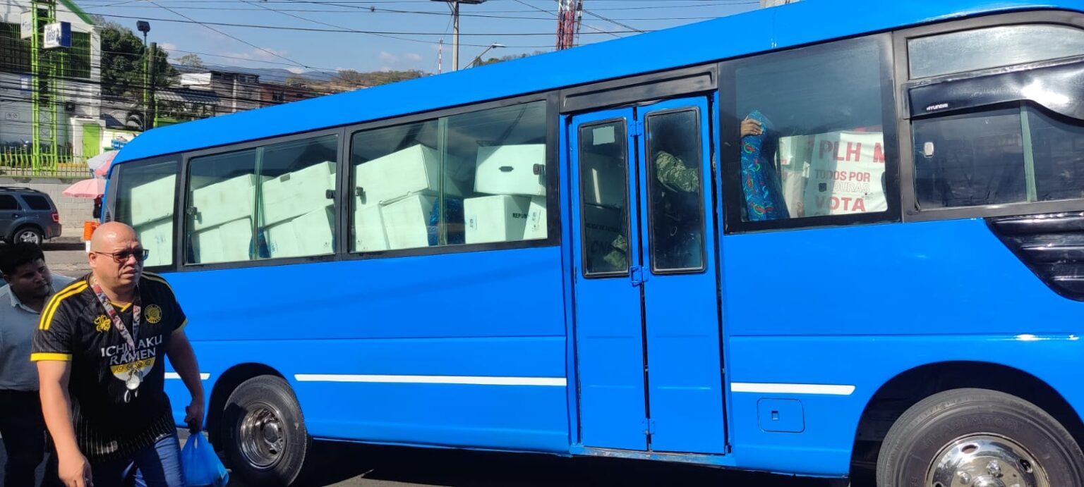 Buses del transporte urbano trasladan maletas electorales en la capital ...