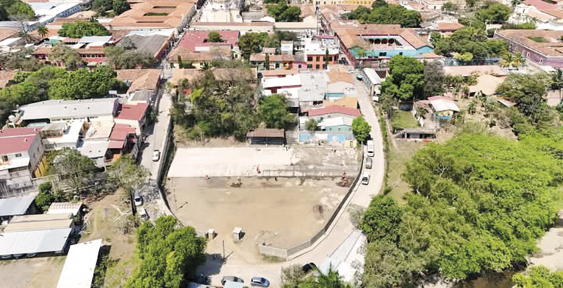 Avanza construcción de parqueo municipal