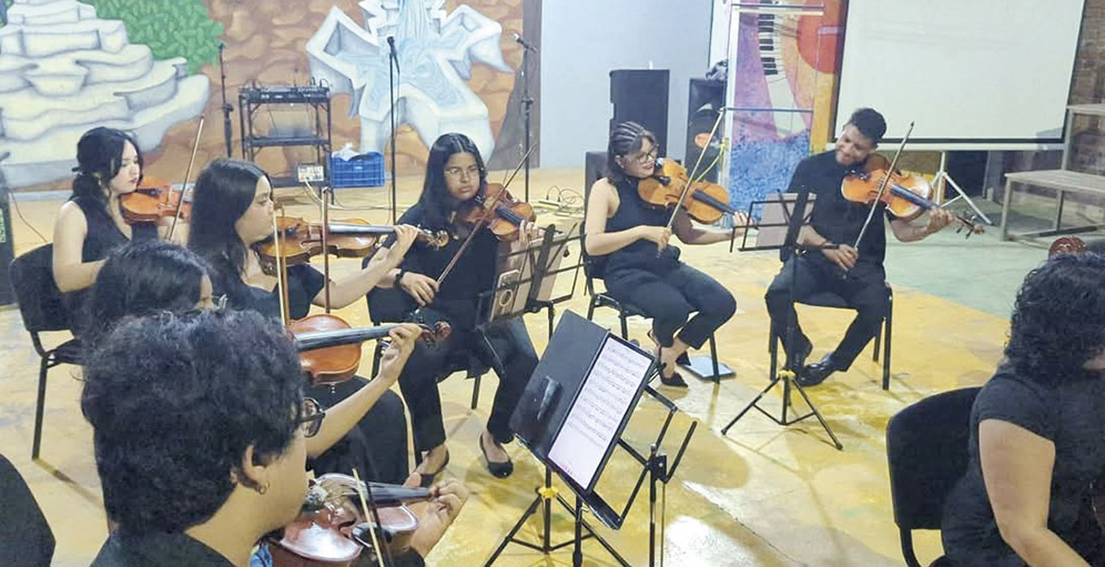 Gobierno dona violines a Casa de la Cultura de Tela