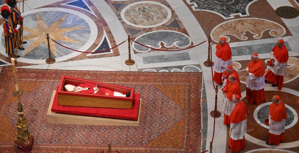 El féretro del papa Francisco llega a la basílica de San Pedro