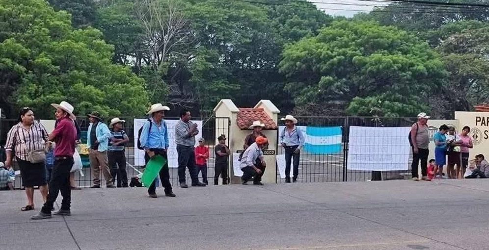 Pueblo Maya Chortí se toma la carretera frente al Parque Arqueológico ...