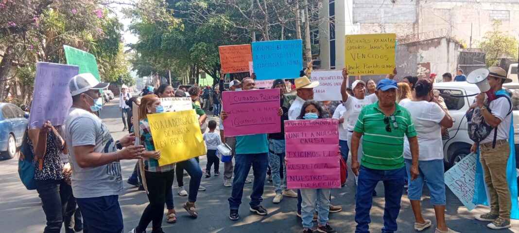 Pacientes renales protestan en Comayagüela contra intento de derogar ...