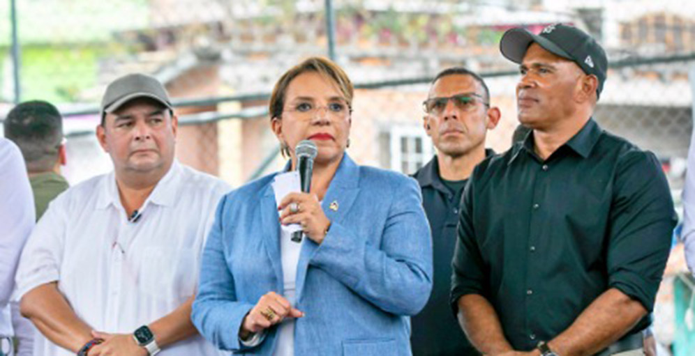 Presidenta inaugura la cancha 74 en la colonia Divanna