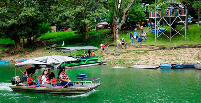 Turistas listos para disfrutar atractivos del Lago Fest 2025