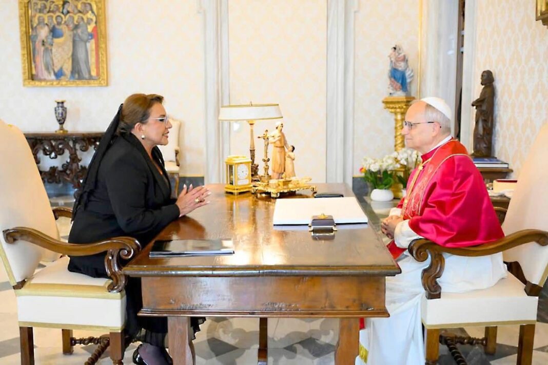 Castro aborda temas sociales con León XIV en el Vaticano