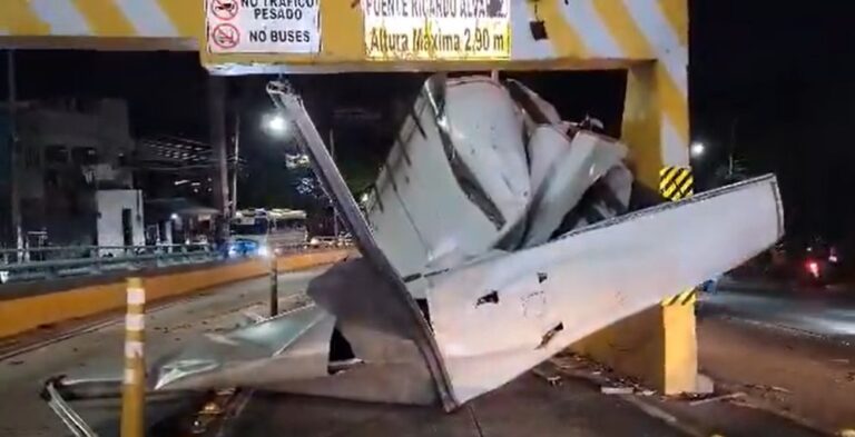 Conductor de camión impacta contra muro de puente aéreo