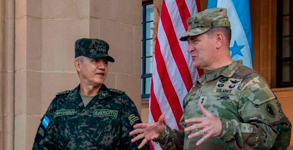 Comandante del Ejército Sur de los EE. UU. reconoce logros de FF. AA.