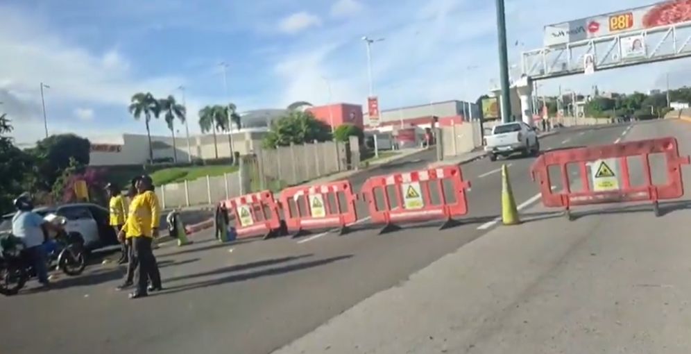 Mantienen cerrado tramo del bulevar FFAA por reparación de socavón