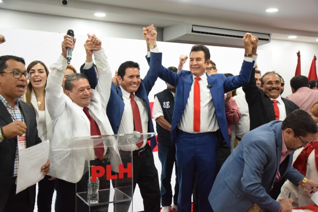 Liberales queman bandera del Partido Libre