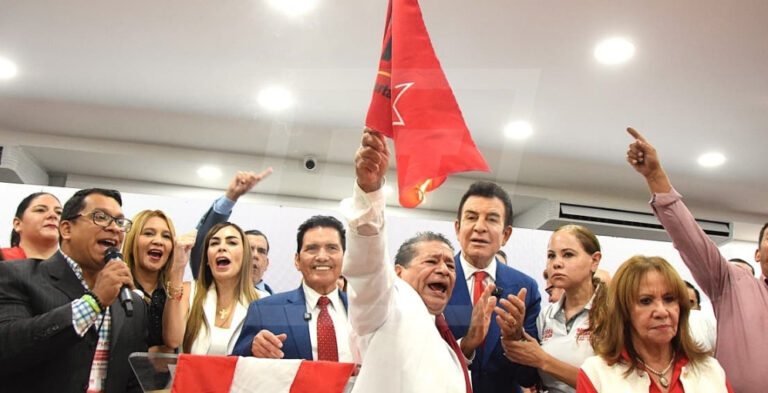Liberales queman bandera del Partido Libre