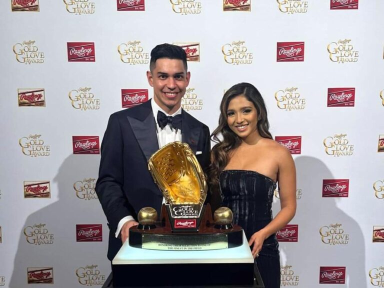 Dubón recibe su segundo Guante de Oro