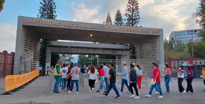 UNAH aplica en el exterior segunda prueba PHUMA