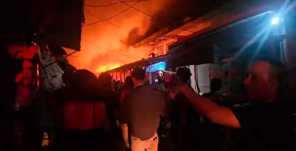 Pavoroso incendio devasta unos 100 puestos en el Medina Concepción