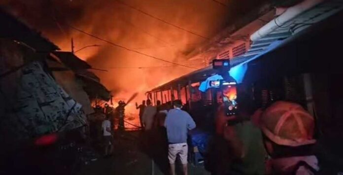 Pavoroso incendio devasta unos 100 puestos en el Medina Concepción