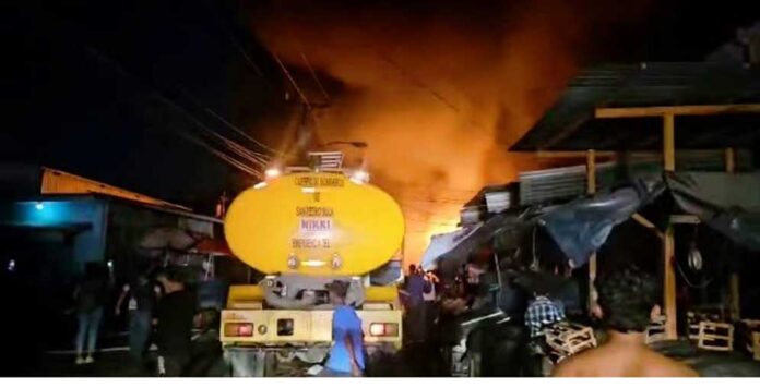 Pavoroso incendio devasta unos 100 puestos en el Medina Concepción