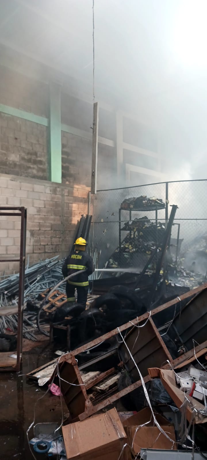 Bomberos controlan incendio en bodegas del INM en la capital