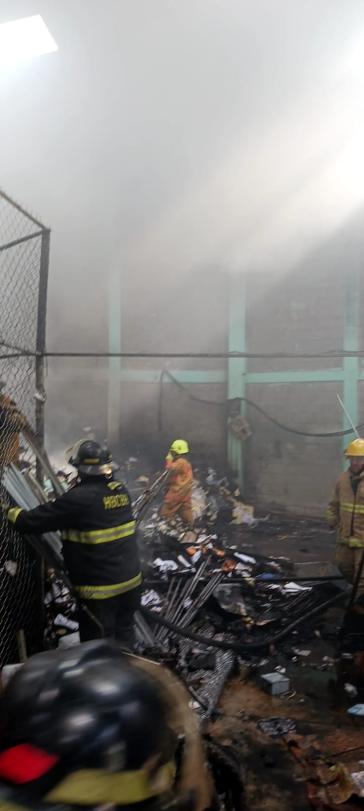 Bomberos controlan incendio en bodegas del INM en la capital