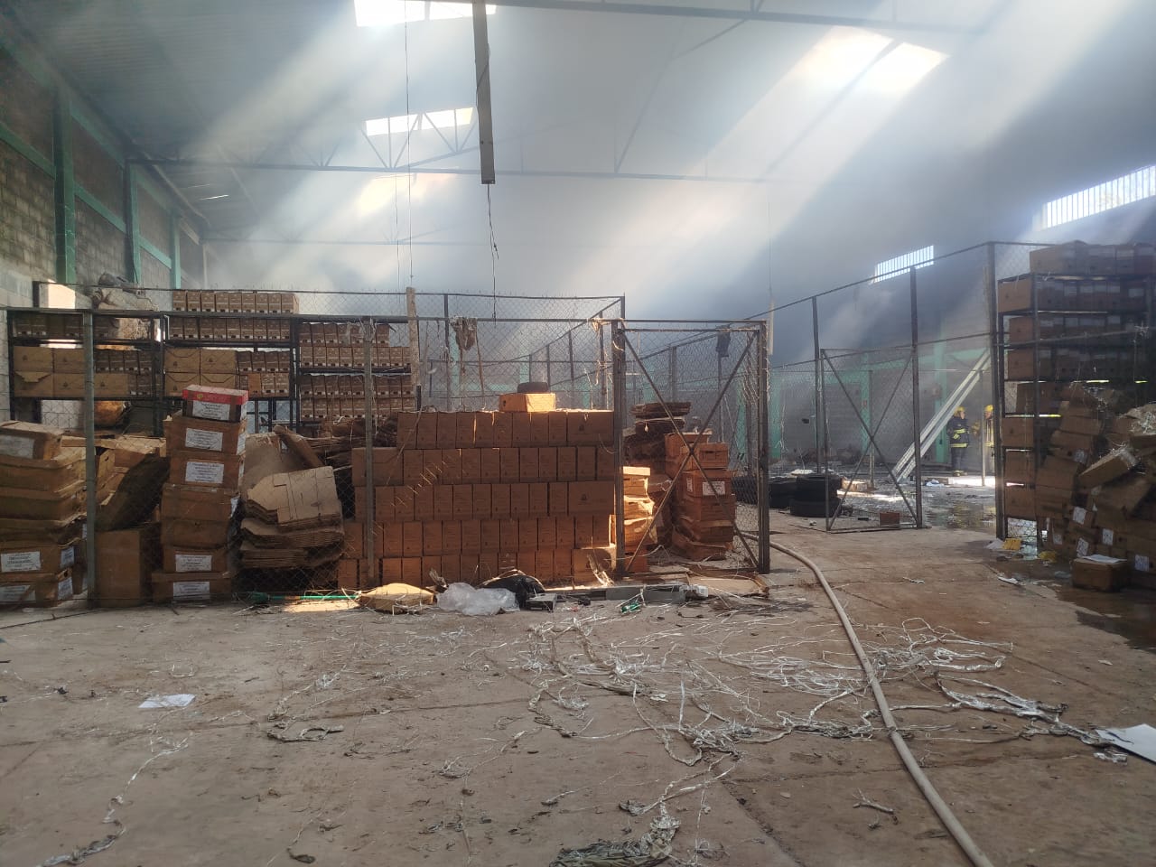 Bomberos controlan incendio en bodegas del INM en la capital