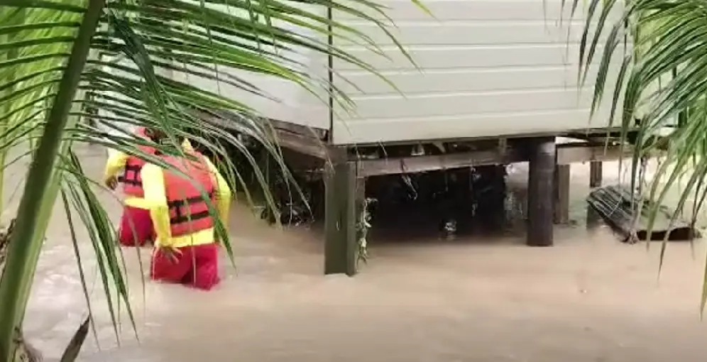 Inundaciones por frente frío obligan a evacuar familias en Tela
