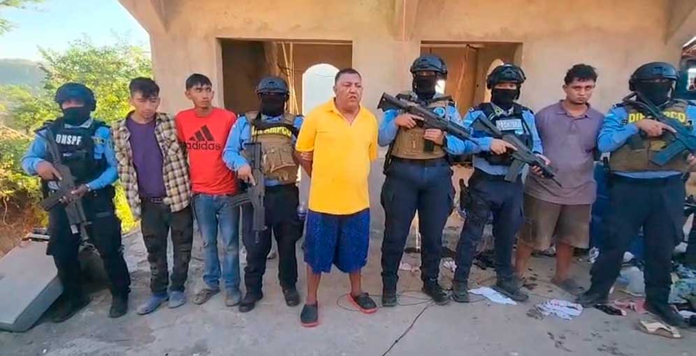 Caen 5 supuestos vendedores de drogas de la banda “Los Pelones”