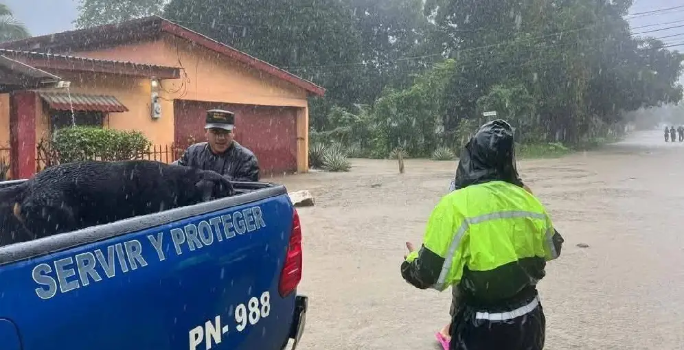 Más de 60 familias damnificadas por crecida del río Lean