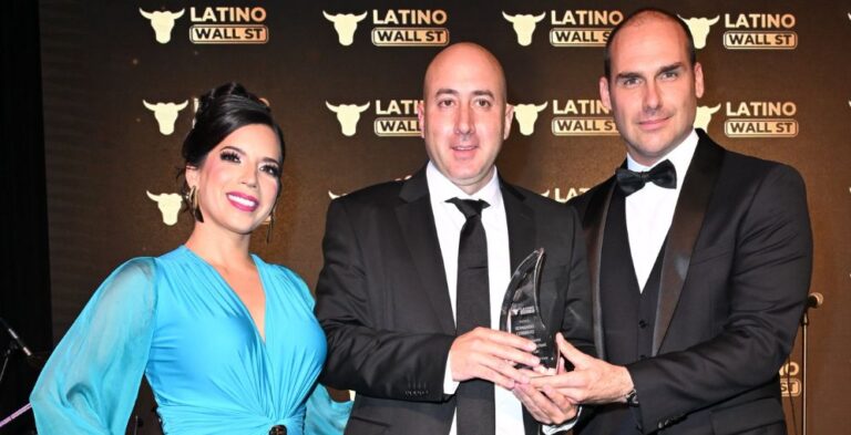 Fernando Cerimedo gana premio al consultor político hispano del año