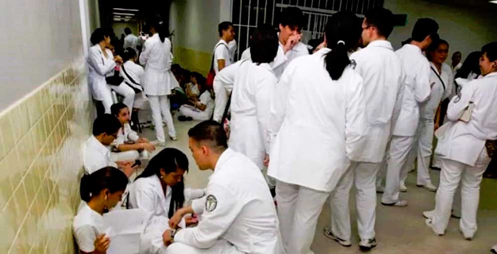 Médicos residentes siguen en pie de lucha por falta de pago
