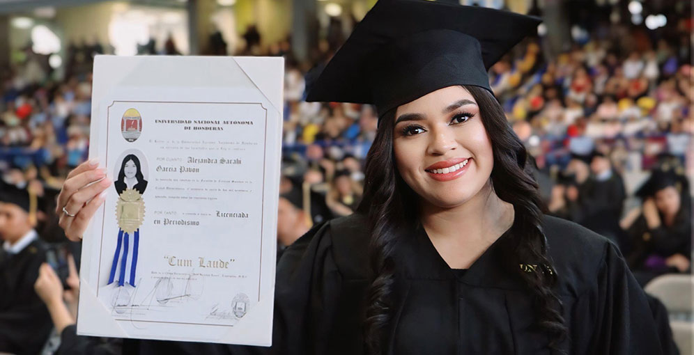 Alejandra Sarahí García recibe título universitario