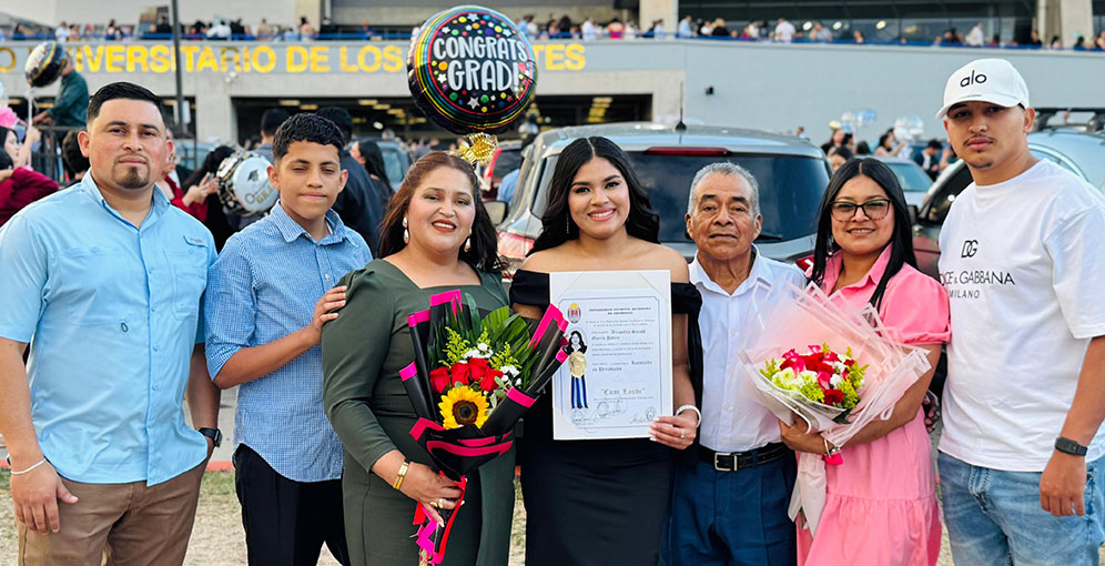 Alejandra Sarahí García recibe título universitario