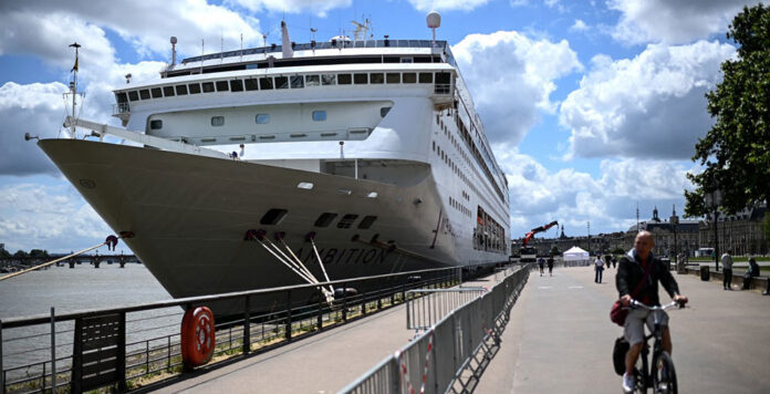 Confinadas 1.700 personas en un crucero en Burdeos tras muerte por ...