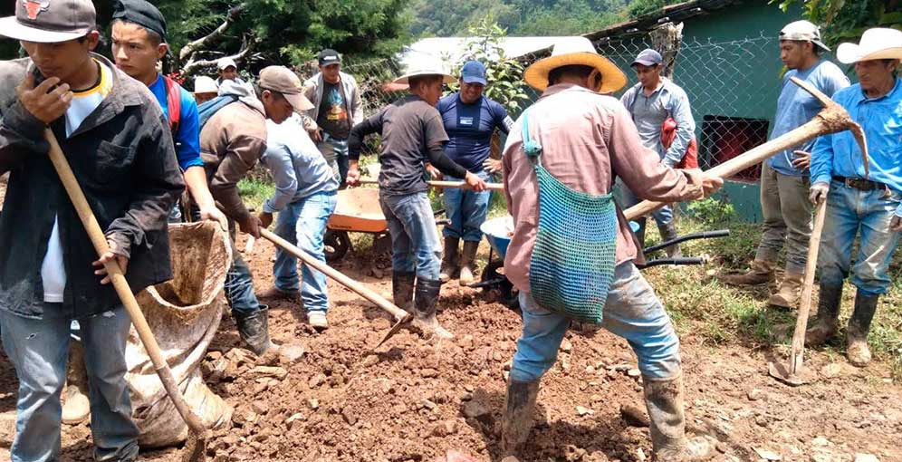 Vecinos de Belén Gualcho toman palas y picos para reparar la calle