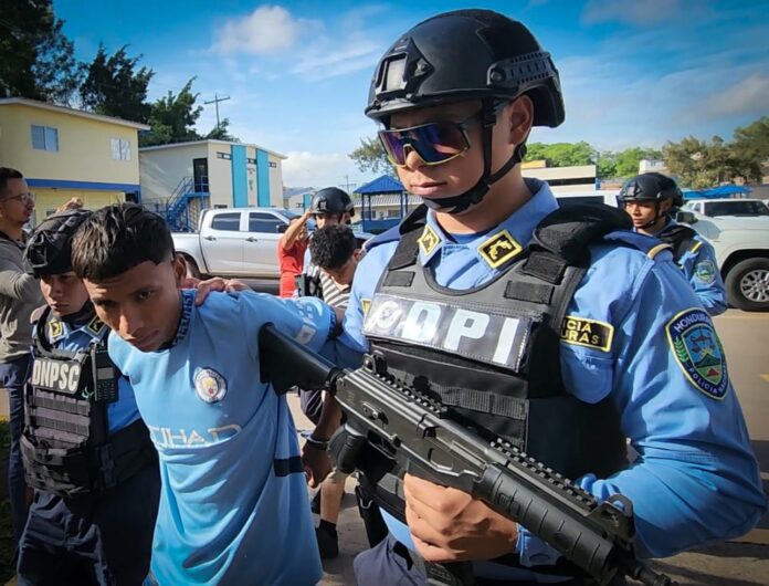 Capturan a supuestos sicarios tras ejecutar a joven frente a una pulpería