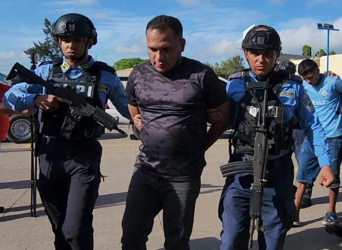 Capturan a supuestos sicarios tras ejecutar a joven frente a una pulpería