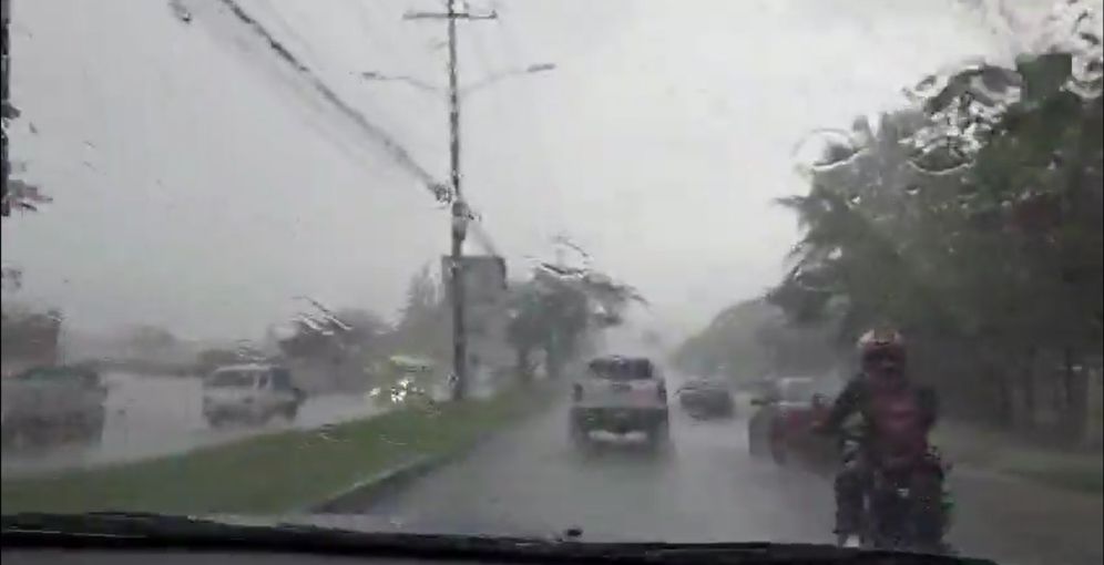Fuerte lluvia cae sobre distintos puntos de la capital (Video)