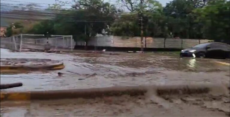 Fuertes lluvias inundan calles y complican tránsito en San Pedro Sula ...