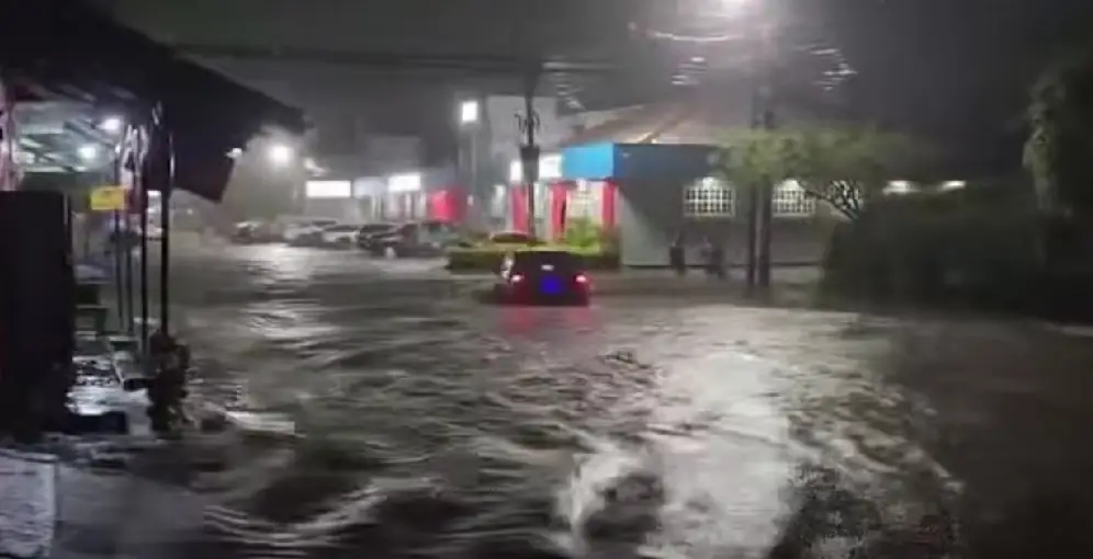 Intenso aguacero inunda calles y viviendas en Choluteca
