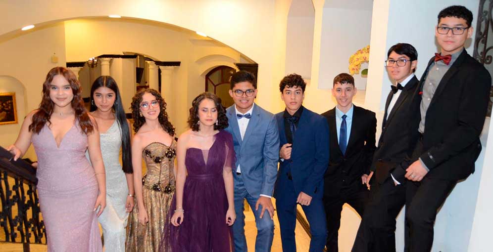 Seniors de Sunshine School celebran con júbilo su graduación