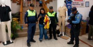 Policía Municipal retiene a mujer acusada de intentar robar ropa en el ...